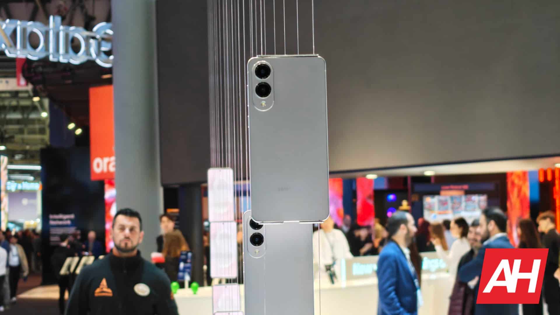 Galaxy S25 Edge montre la conception mince du rasoir à côté de Galaxy ...