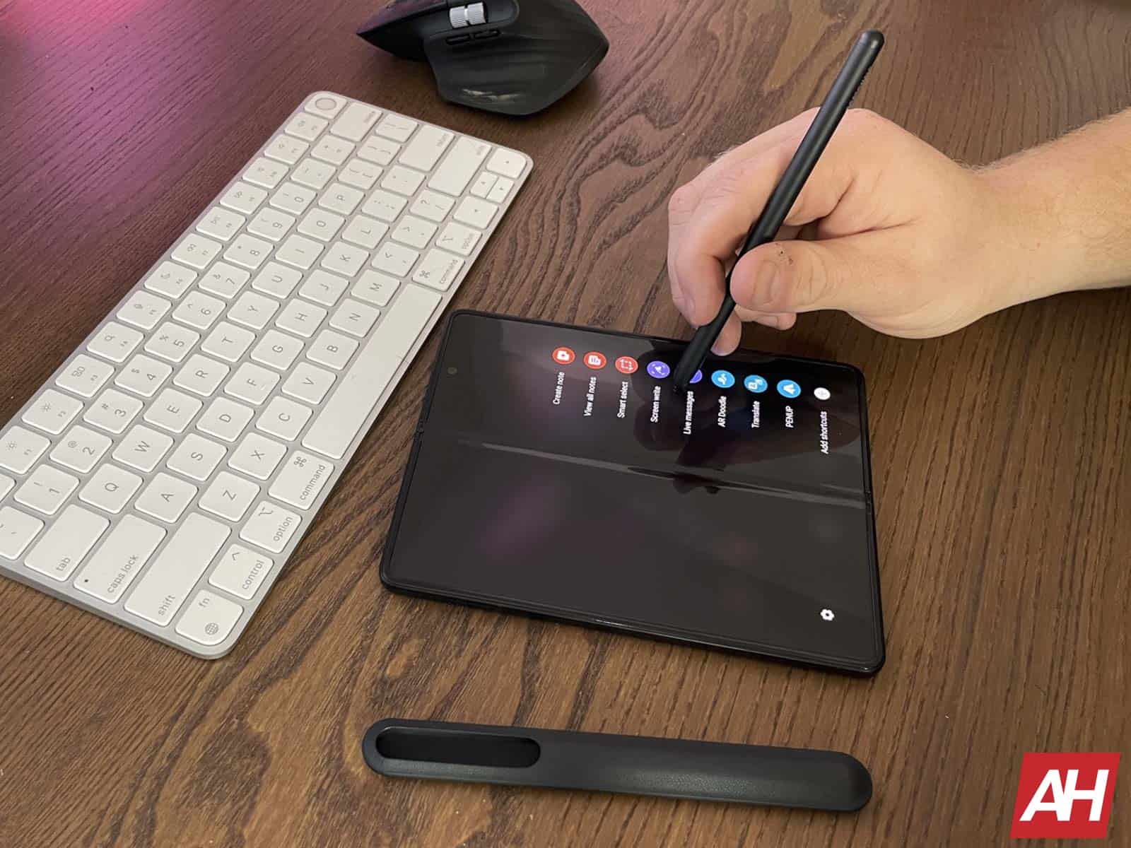 Un nouveau pli Galaxy Z avec un stylo intégré peut arriver après tout ...